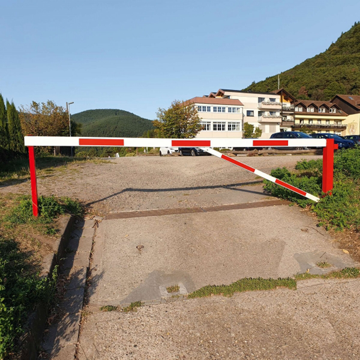 COMPACT Red/White 3m Swing Barrier | Traffic-Line | Boom Barriers | Arco