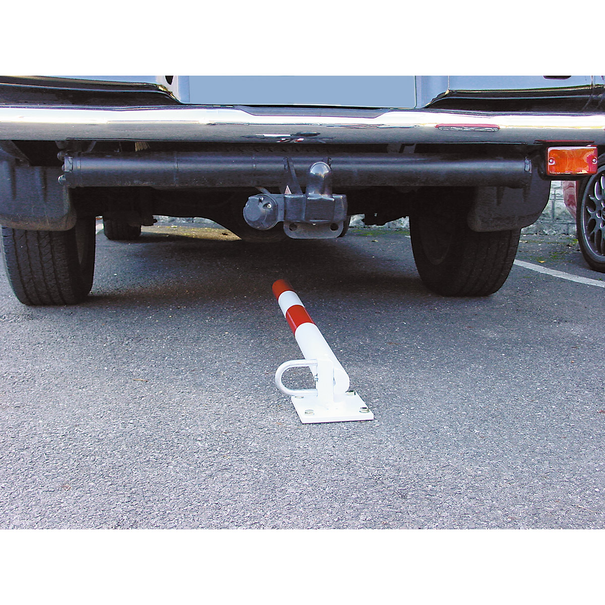 DEFENDER Red/White Drop-Down Post | Not Branded | Drop-Down Posts | Arco