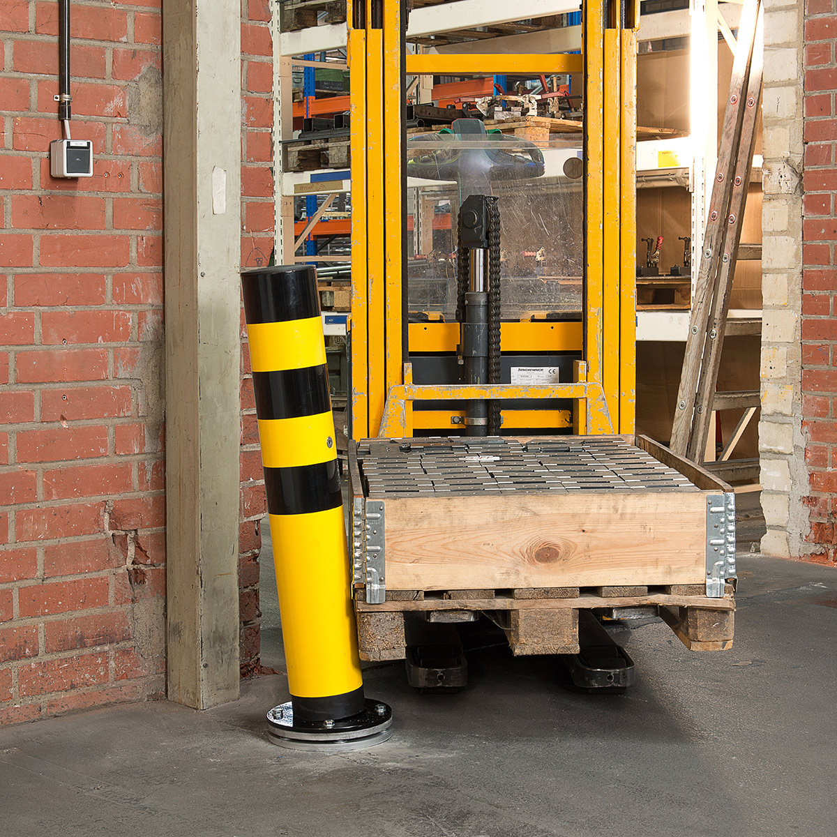 BLACK BULL FLEX Heavy-Duty Indoor Bollard 965mm x 159mm | Traffic-Line ...