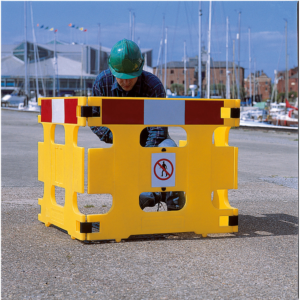 Addgards Handigard Reflective Red/White Three-Panel Safety Barrier ...